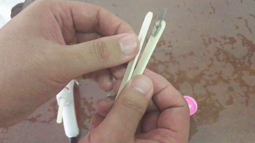 把转笔刀的刀片粘到雪糕棍儿上,以后都不用买小刀了!