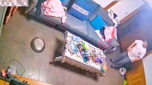 电瓶突然爆炸起火,男子的一个神操作,网友惊呼太淡定了!