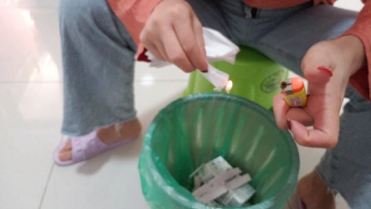 口罩真假区分,看完这视频赶紧拿起家里的口罩做个实验吧。