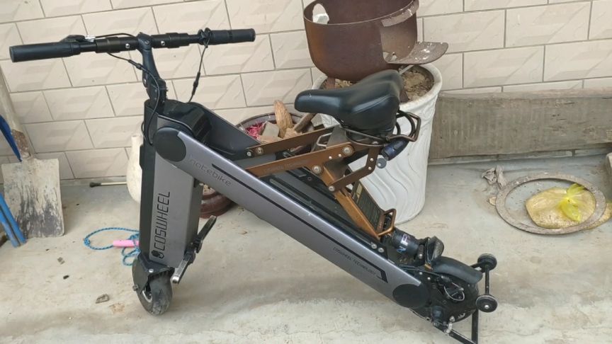 这种小型电动车你见过吗?反正我是第一次见,小孩子学着也很快