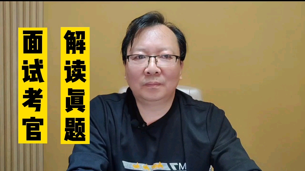 你负责信息发布,由于同事审核慢,领导批评你,你怎么办?