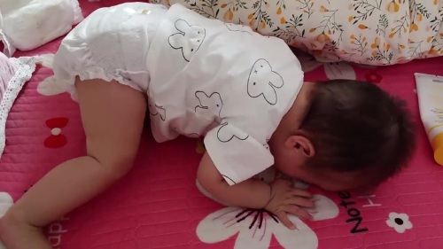 宝宝探索新奇世界,粉色花朵图案温馨可爱