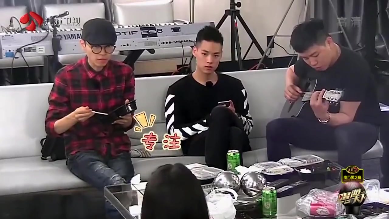 华晨宇张碧晨同框互动:华晨宇撒娇使唤张碧晨,张碧晨反应亮了
