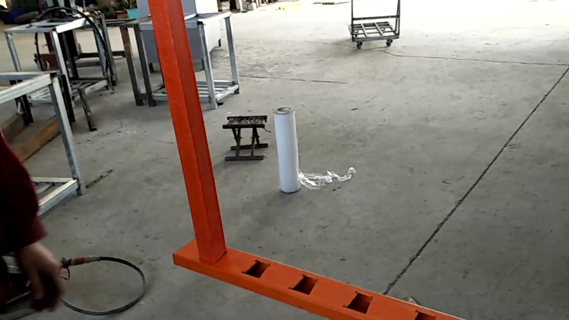用玻璃钢方管制作爬梯,用方管冲孔机模具打孔就是漂亮。