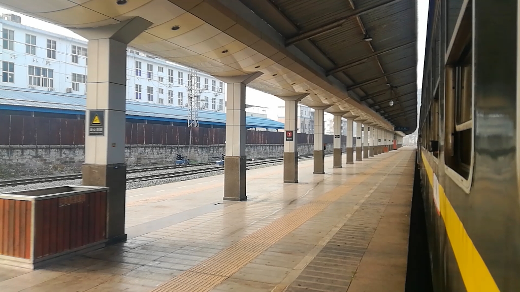 [朝花夕拾]春节当天的5612次列车重庆站三道发车