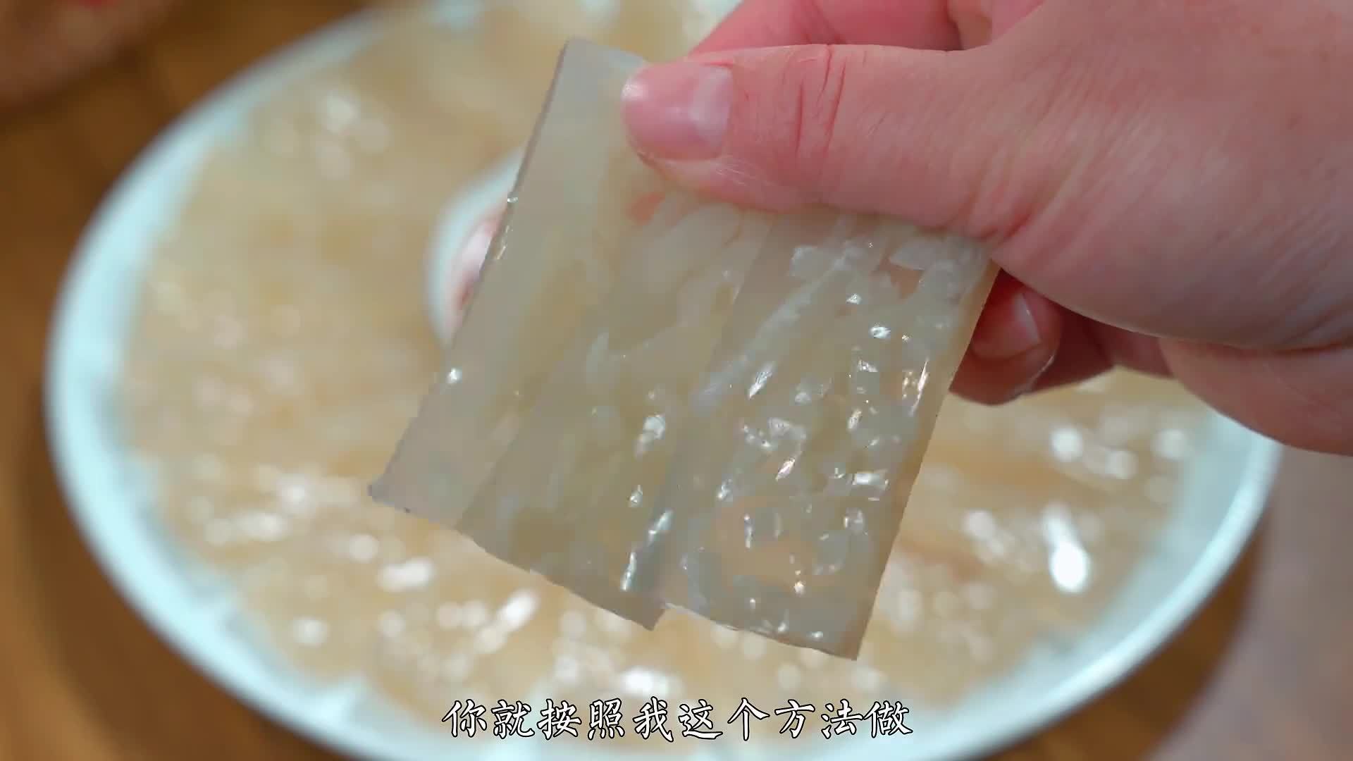 快过年了在家做猪皮冻,按照我这个比例,做出来晶莹剔透又Q弹 #猪皮冻 #在家做美食 #好吃到停不下来
