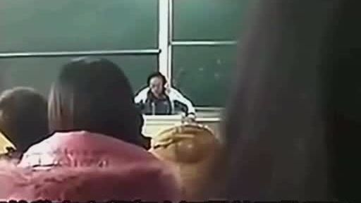 爆笑视频:大学生讨论文学,老师当场念文章笑翻全班