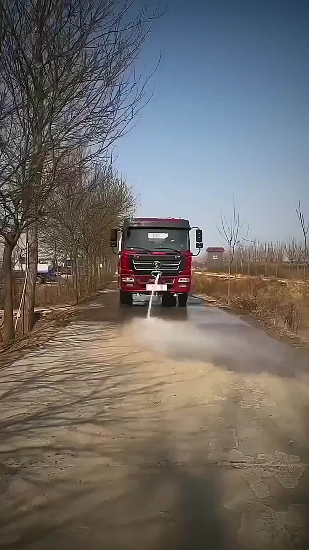 第一次见这样的洒水车,这是自制的吧