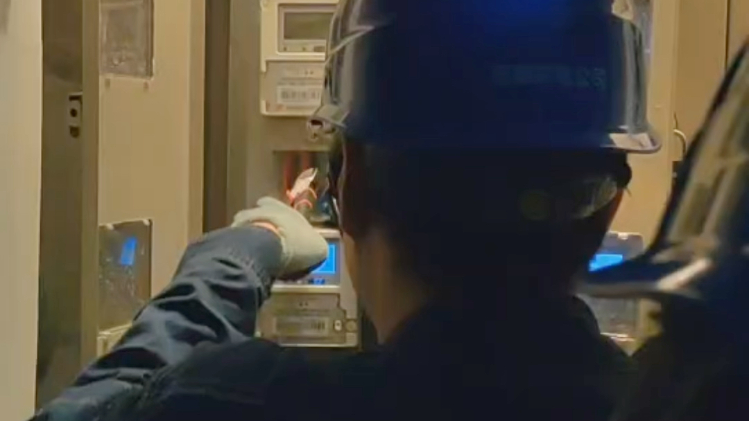 ...赤峰新城供电服务中心和美站积极响应客户诉求,为客户及时更换电能表