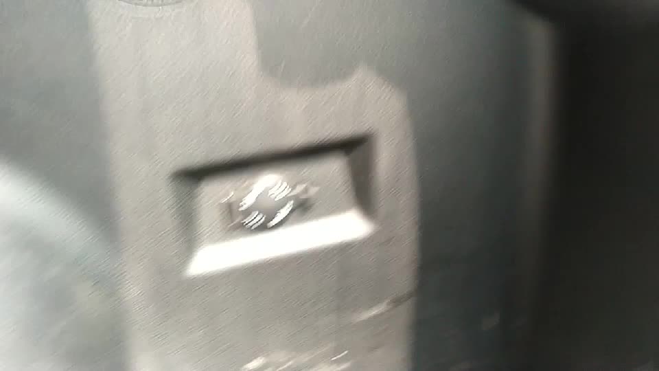 这就是后备箱留的电源接口,可以放个车载冰箱。【来自懂车帝车友圈】