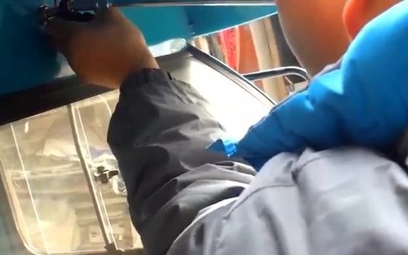 低速电动四轮车怎么装雨刮器