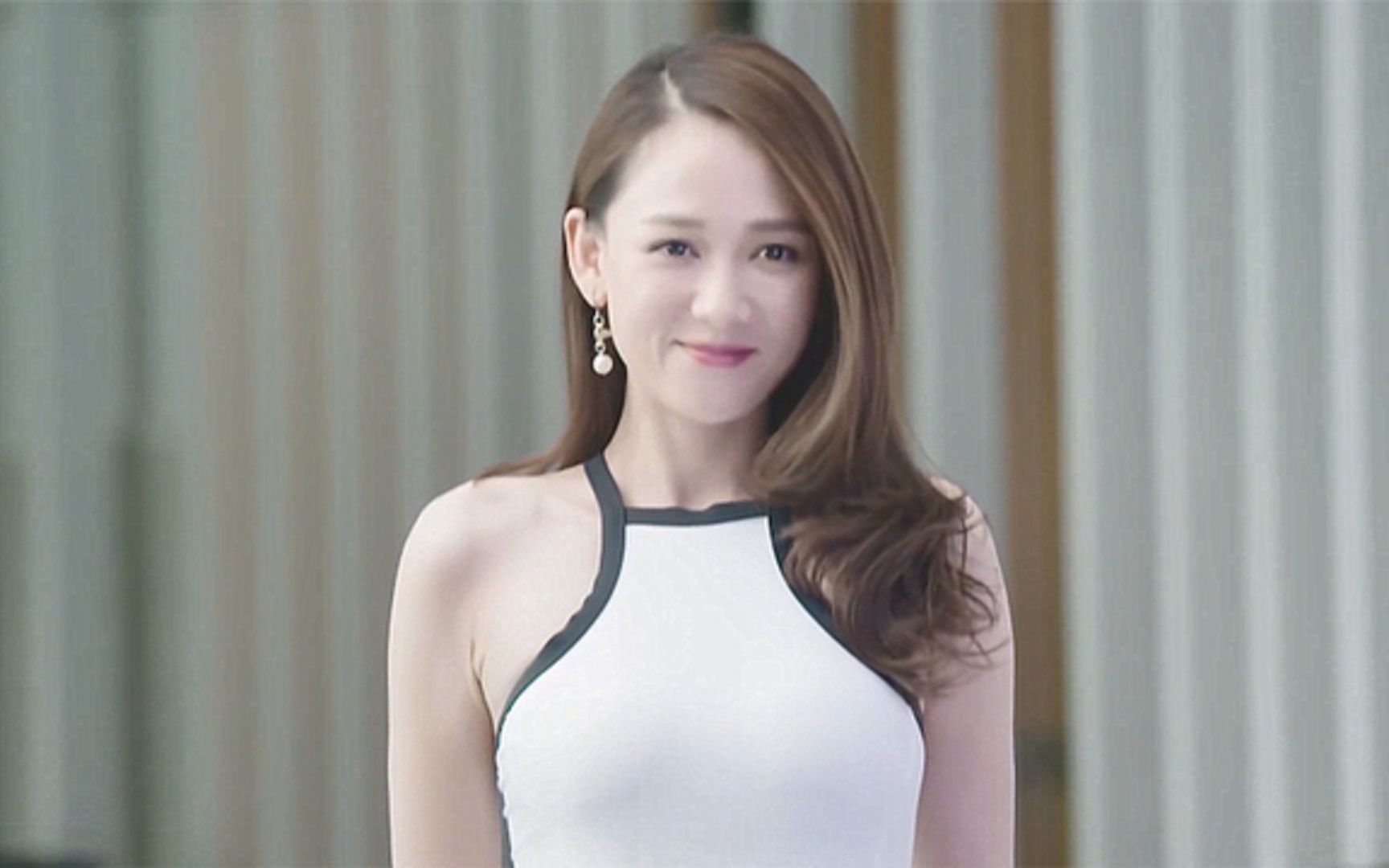 美女为了谈业务,特地换上泳装,客户看完直接下订单!爆笑业务员