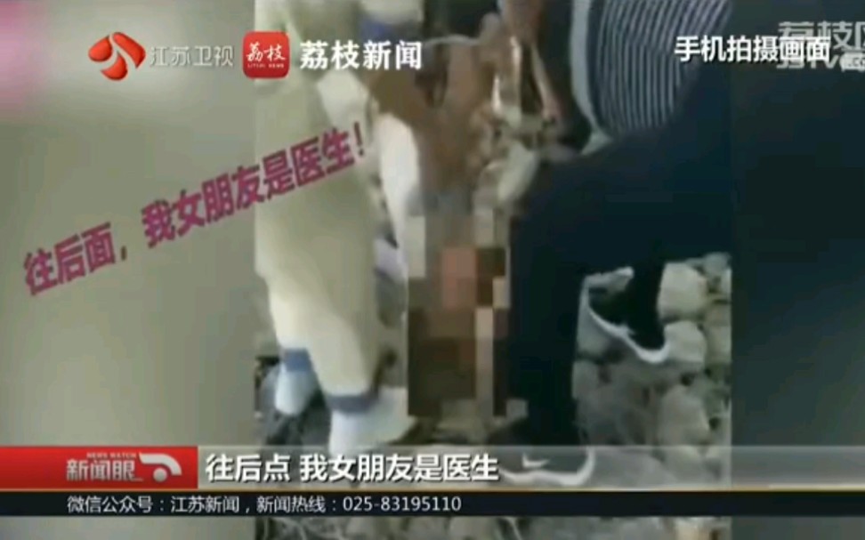 女孩意外溺水,大学生情侣教科书式救人!