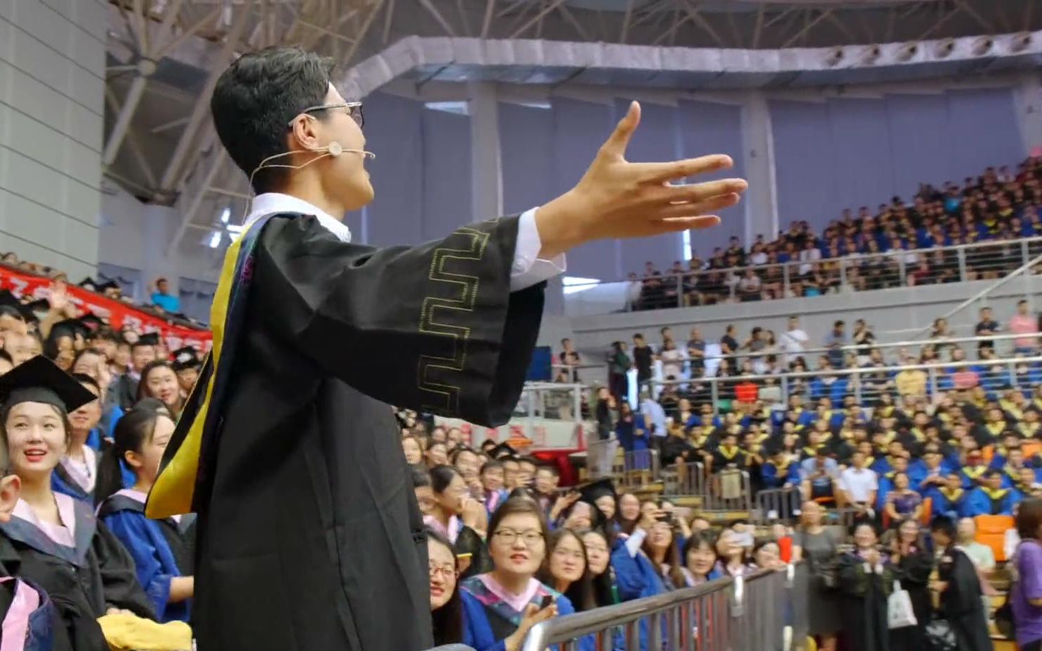青岛大学毕业典礼一首高音版《起风了》点燃全场,这才是青春该有的...
