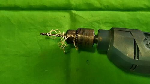 水电工用手电钻打孔时,故意在钻头上套一根绳子,真是太厉害了