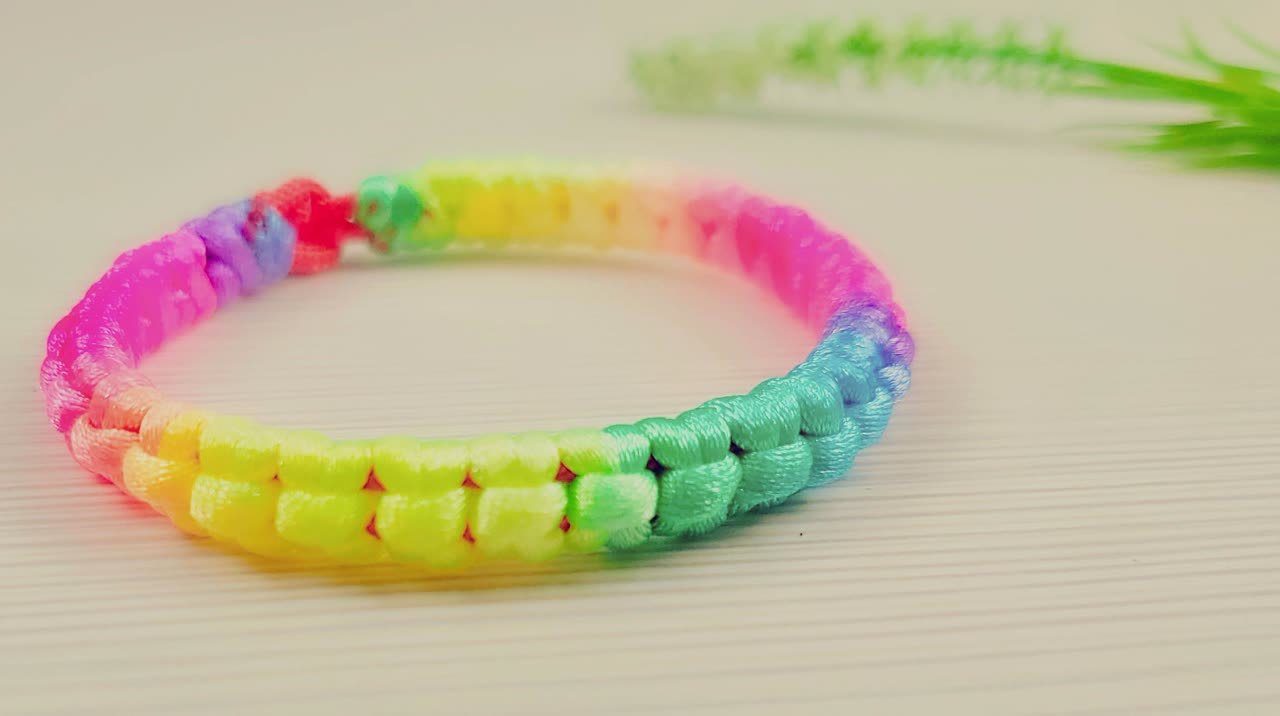 非常漂亮的蝴蝶结手链编法,女孩们都喜欢,简单易学看完就会了