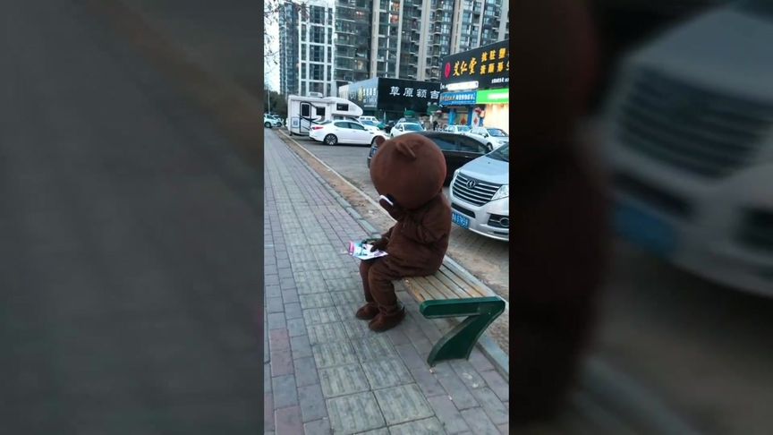 路边发宣传单被拒绝后,看起来很无奈 干过这活的再看到都会拿着