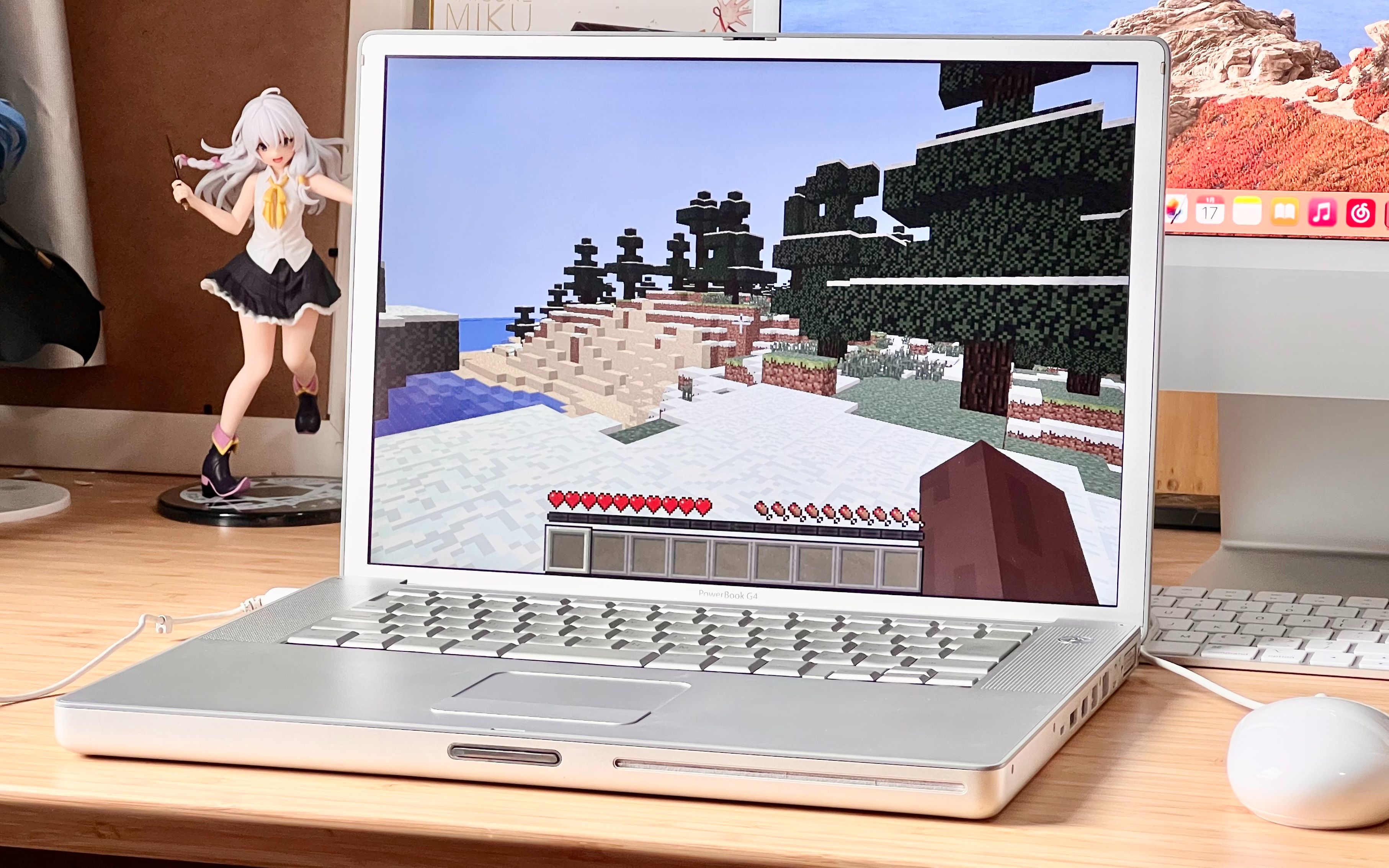 「黑貓Retro」在2005年的苹果 PowerBook G4 上玩游戏!