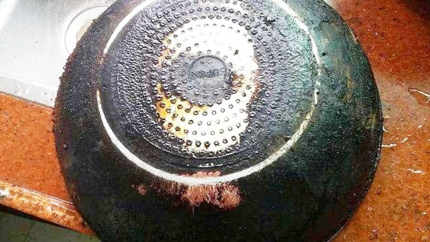 锅底厚厚的黑垢难清理?别再用刀刮了,只需喷点它,轻松除黑垢