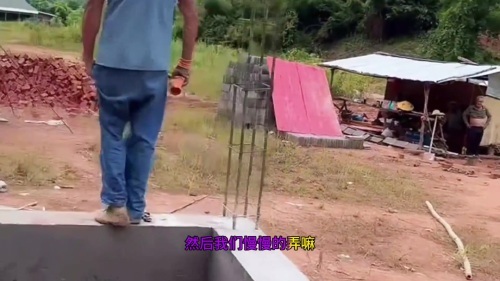 闲不住的大哥正在清理拆下来的模板