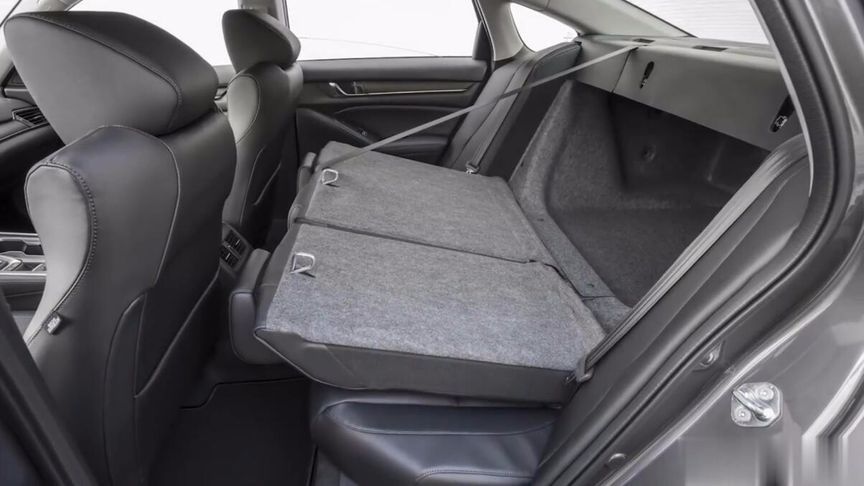 放倒2018款本田雅阁的座椅,看到这储物空间后便不再考虑凯美瑞!
