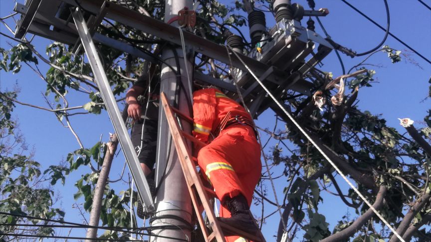 河南一电工不慎触电当场休克,身子悬吊电线杆离地12米