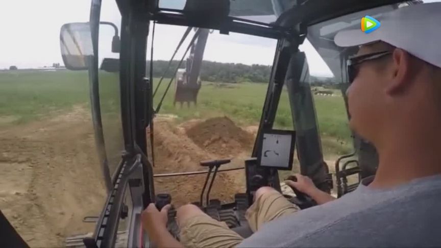 第一次见,挖掘机的超大显示屏,不知有啥用处?