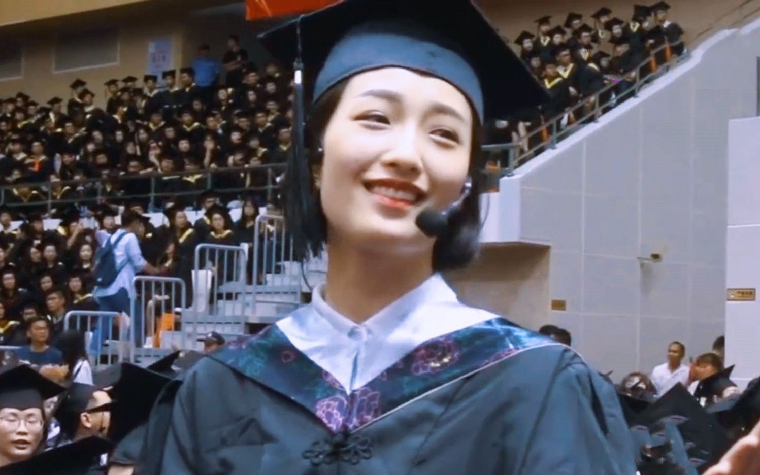 大学毕业典礼上,学姐突然唱起《时间煮雨》让人泪目!网友:把典礼当...