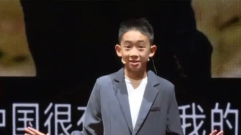 Jasper登TED全英文演讲,穿西装像小大人自信开朗,直言当星二代压力大