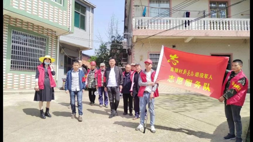 一个支部一座堡垒,一名党员一面旗帜。党徽闪耀映初心