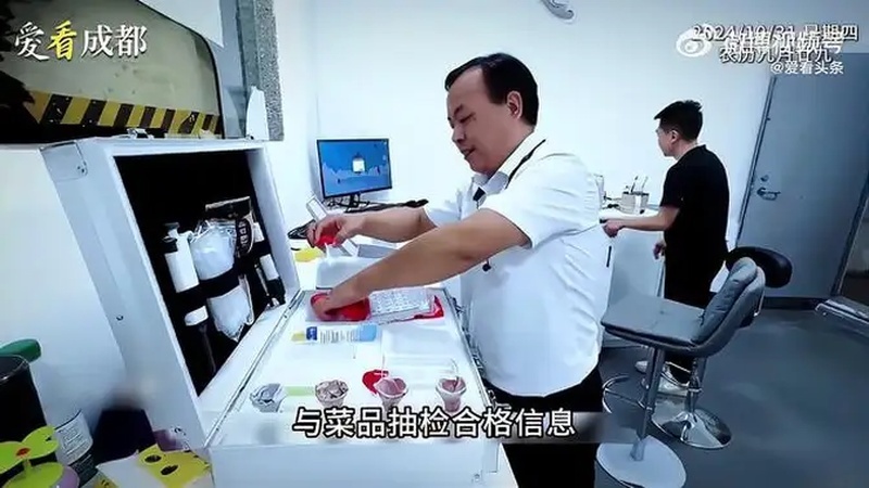 ...每个摊位前的电子屏展示摊位的信息,溯源电子秤自动计价,购物小票也...