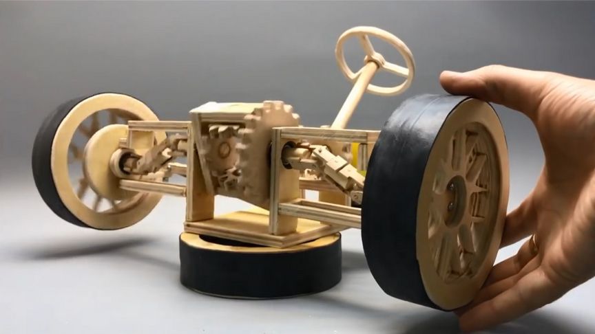 老外用木板制作车轮,演示轮胎转动的原理