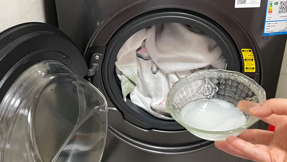 才知道洗床单时加一点它,不管再脏的床单,洗后立马跟新的一样