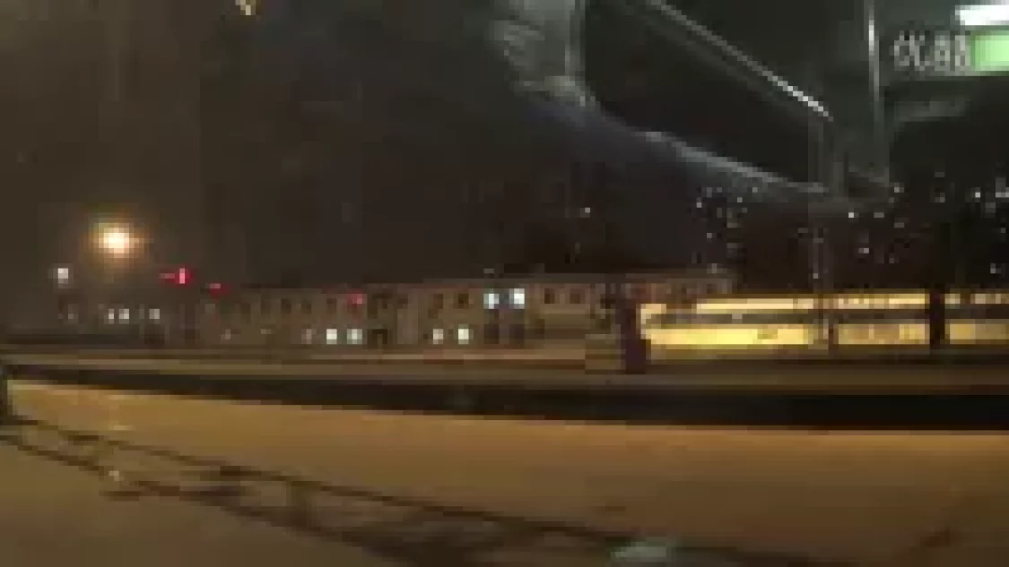 (车厢视角)Z29次列车始发北京站开出交会K1302次列车终点到达北京站
