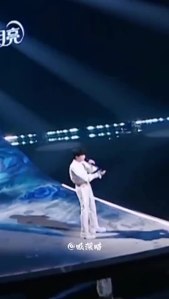 ...我是个不轻易被文字感动的人…直到今晚听见周深的Live,一瞬间破防...