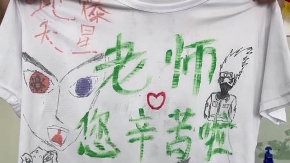 私人定制!小学生手绘57件文化衫送老师同学,写满励志.