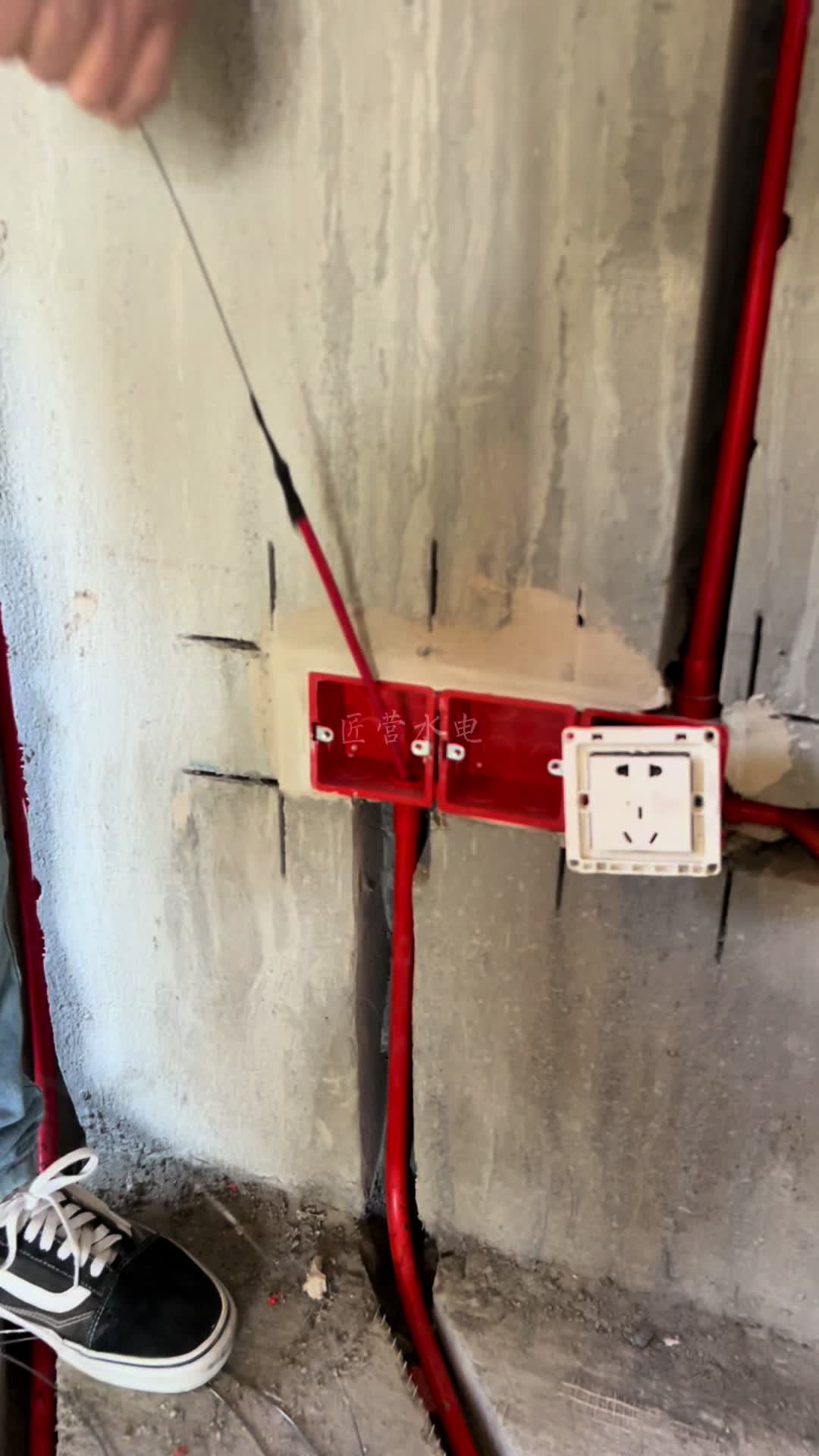 单人拉线辅助器,一人搞定拉线难题#电工 #水电工 #穿线器 #单人拉线...