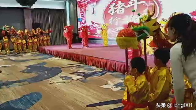 幼儿园组织的的舞龙舞狮表演,棒棒哒!