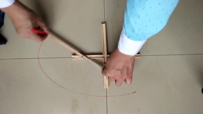 进来看看木匠用椭圆规是怎么画椭圆的