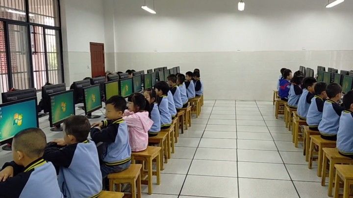 小学一年级的孩子上信息技术课(电脑课)