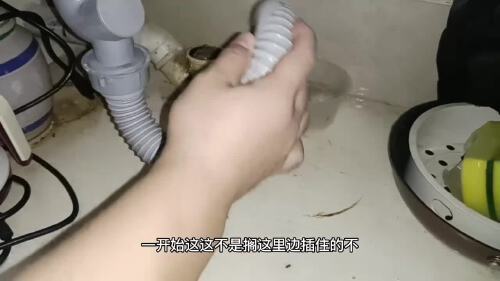 厨房洗菜盆下水管漏水返水,水电胡工更换防臭P弯轻松解决!
