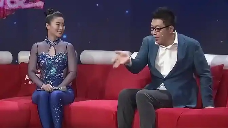 王为念模仿选手,表演柔术专业动作,结果身体太僵硬逗笑全场