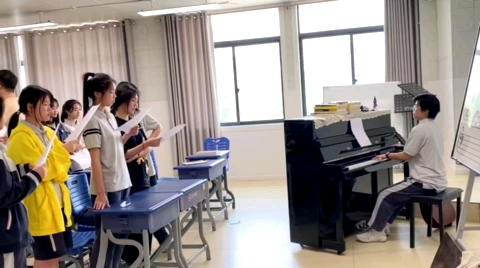 暮春时节 低吟浅唱 何其美哉(北海市外国语实验学校高中生在吟唱)