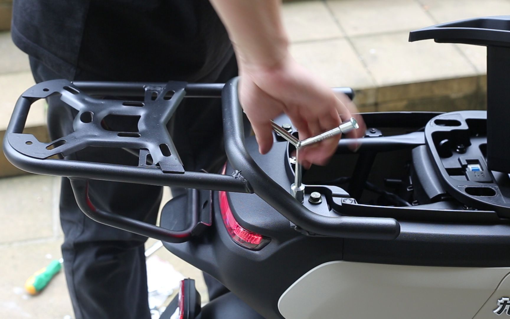 九号电动车F90远行者F60加长座包改装配件加长款的尾架安装视频