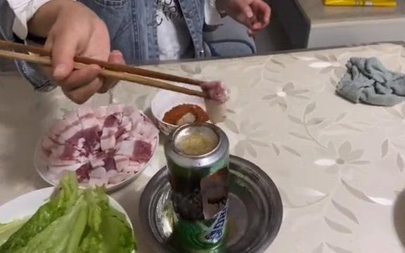 打工妹在出租屋,用易拉罐自制烤肉。方法简单还解馋(请勿模仿)