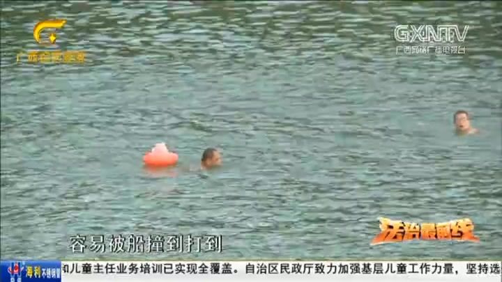 广西南宁:一男子在航道游泳 危及自身和水上交通安全