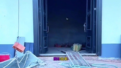 今天大门和卫生间门已经安装好,特别是大门看上去非常气派