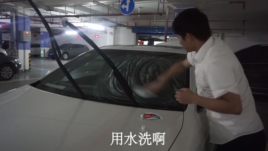 汽车有划痕怎么办?用牙膏?小伙用一妙招轻松去除,太棒了还省钱