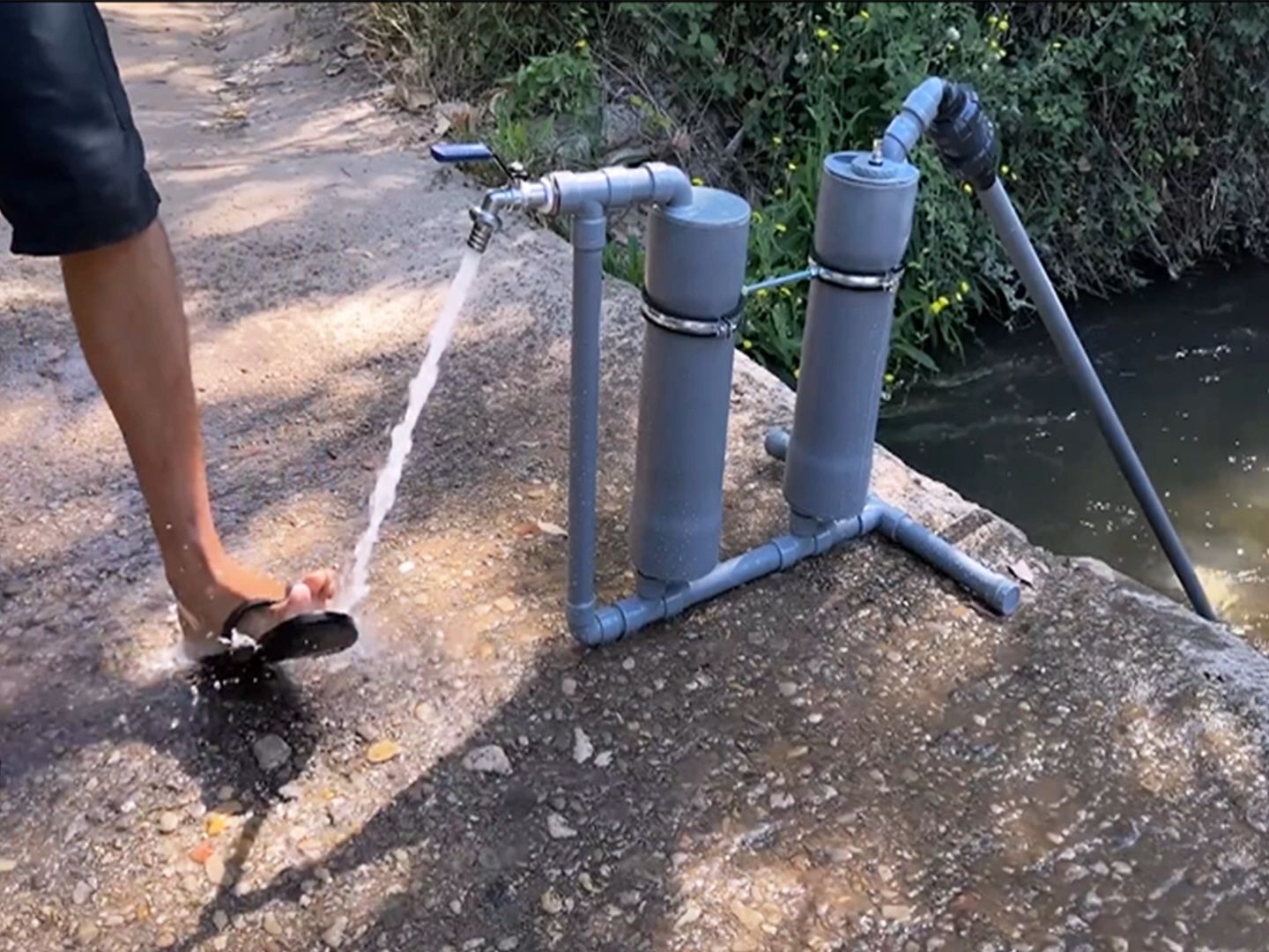 小伙居然用塑料管制作出一个不用油也无需电的气压抽水泵,太牛了