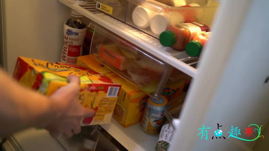 这招快速解冻冰箱被冻住的排水孔